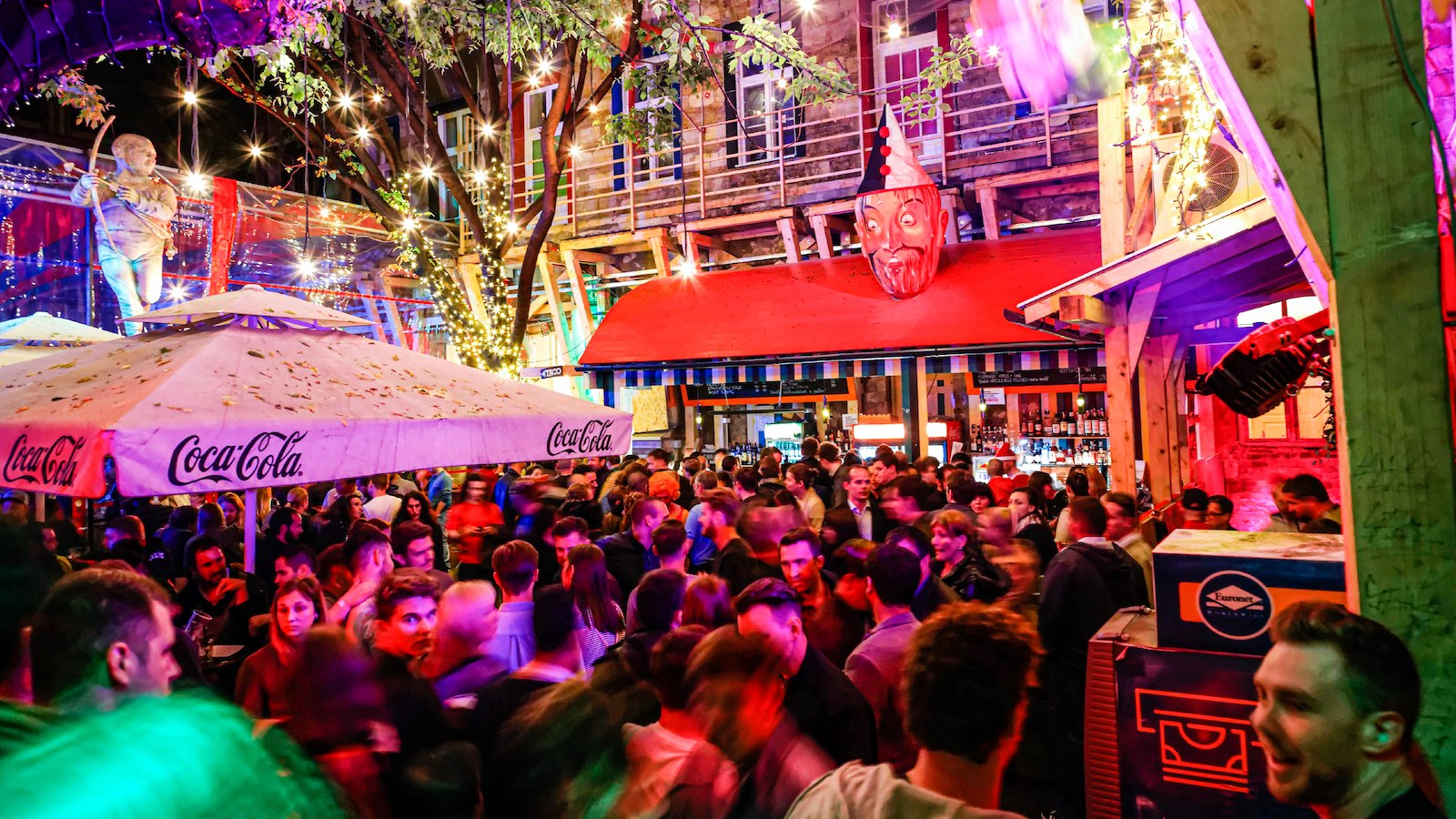 Részegen ordibálni a magyarok is tudnak – frusztrált a bulinegyed angol ...