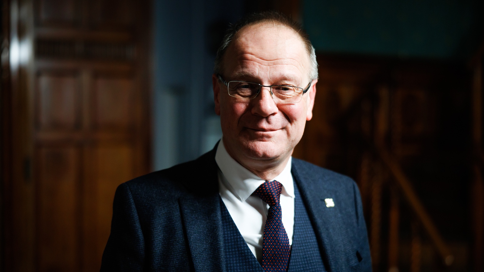 „Nem kell erről kérdeznie!” – Navracsics Menczerről, közpénzekről és a ...